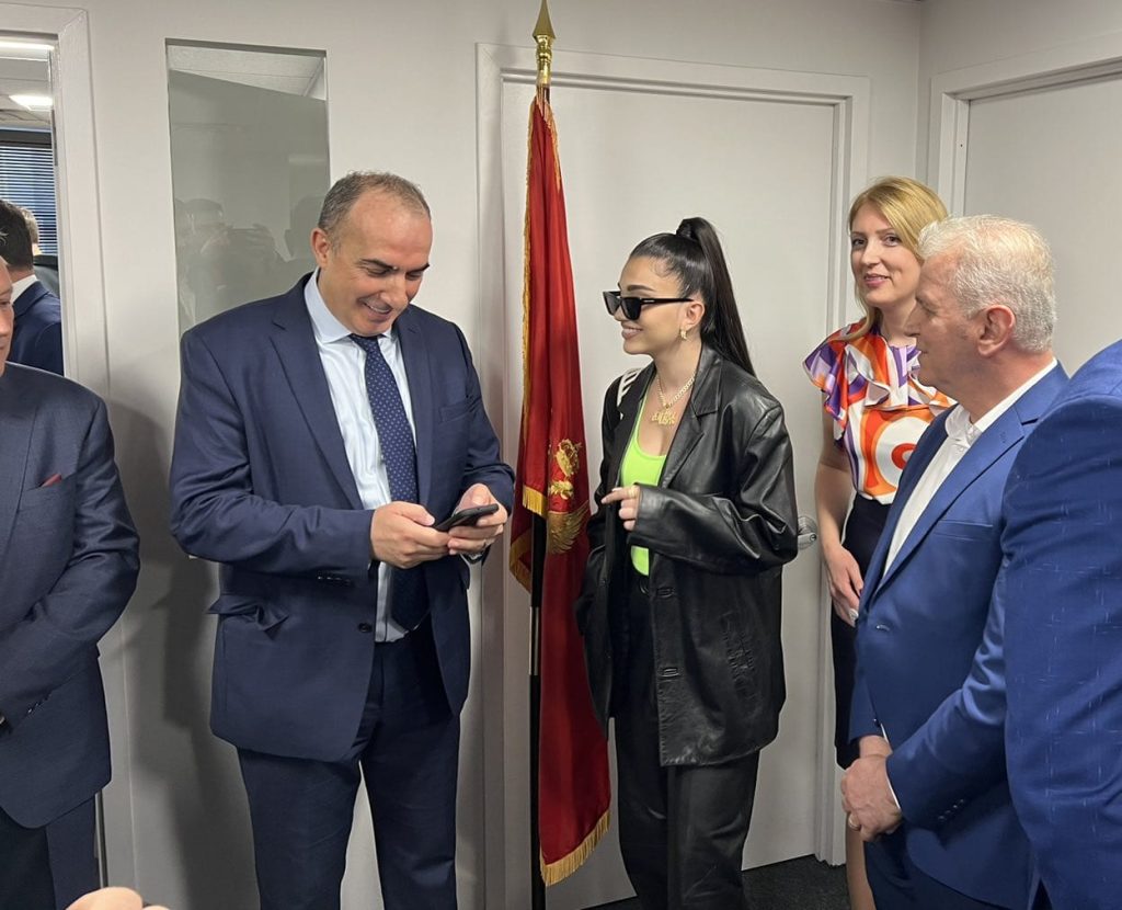 Američka, a naša: Enisa Nikaj na proslavi Dana nezavisnosti Crne Gore u ...